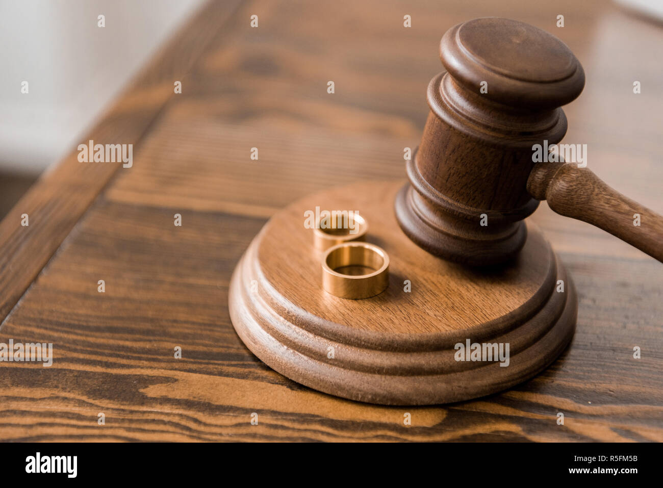 Judge with hammer hi-res stock photography and images - Alamy