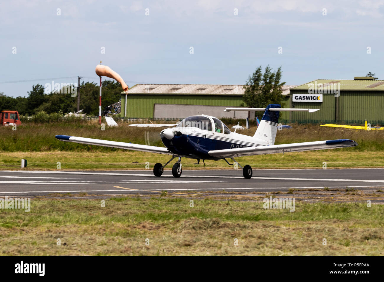 Piper PA-38-112 Tomahawk G-OEFT Stock Photo - Alamy