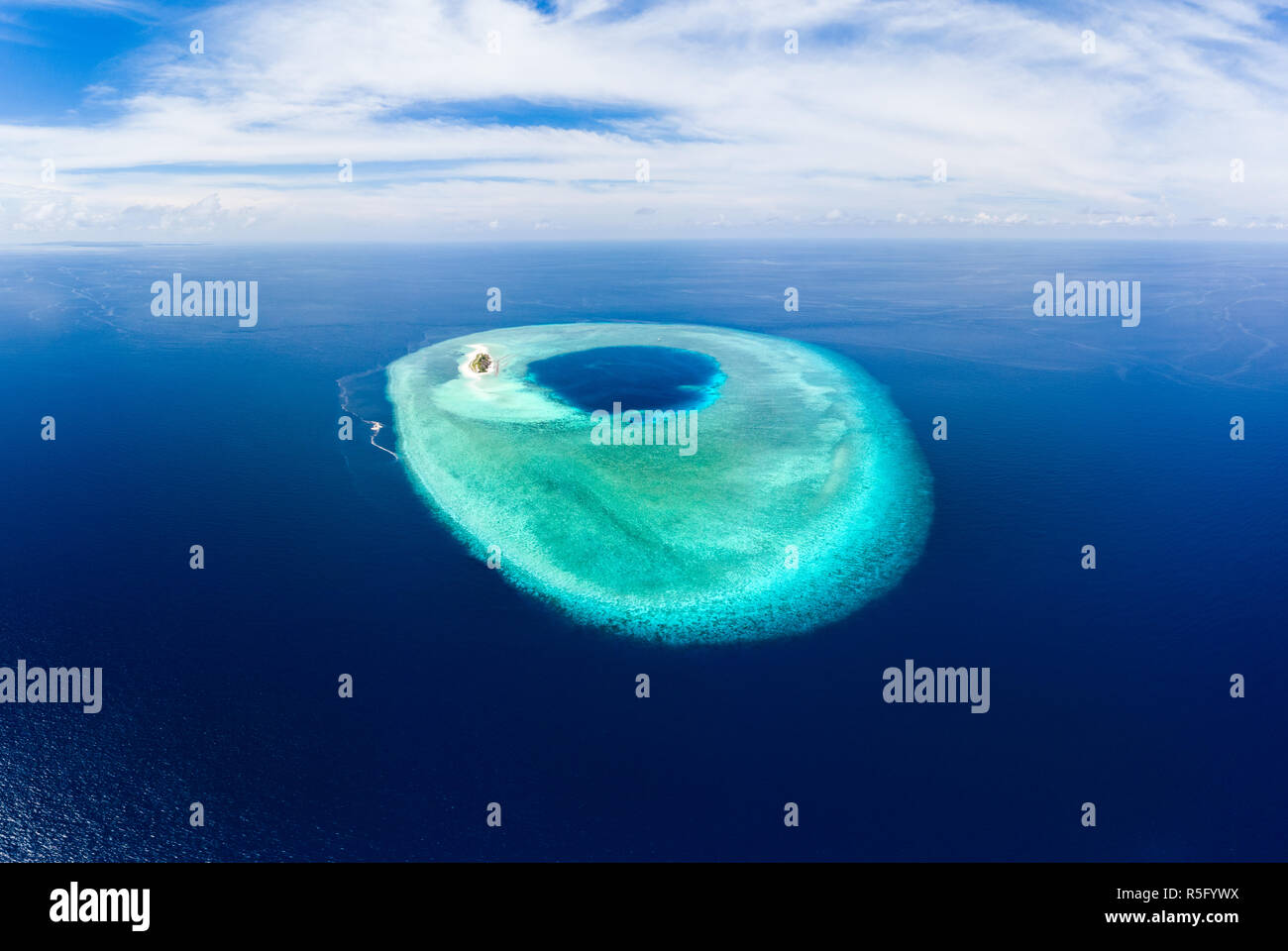 Aerial idyllic atoll, scenic travel destination Maldives Polinesia ...