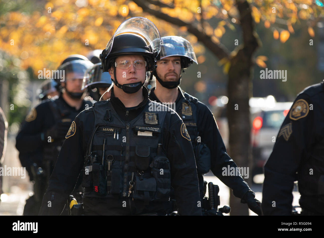 Police officers in riot gear hi-res stock photography and images - Alamy