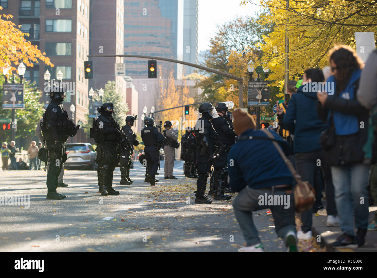 Police officers in riot gear hi-res stock photography and images - Alamy
