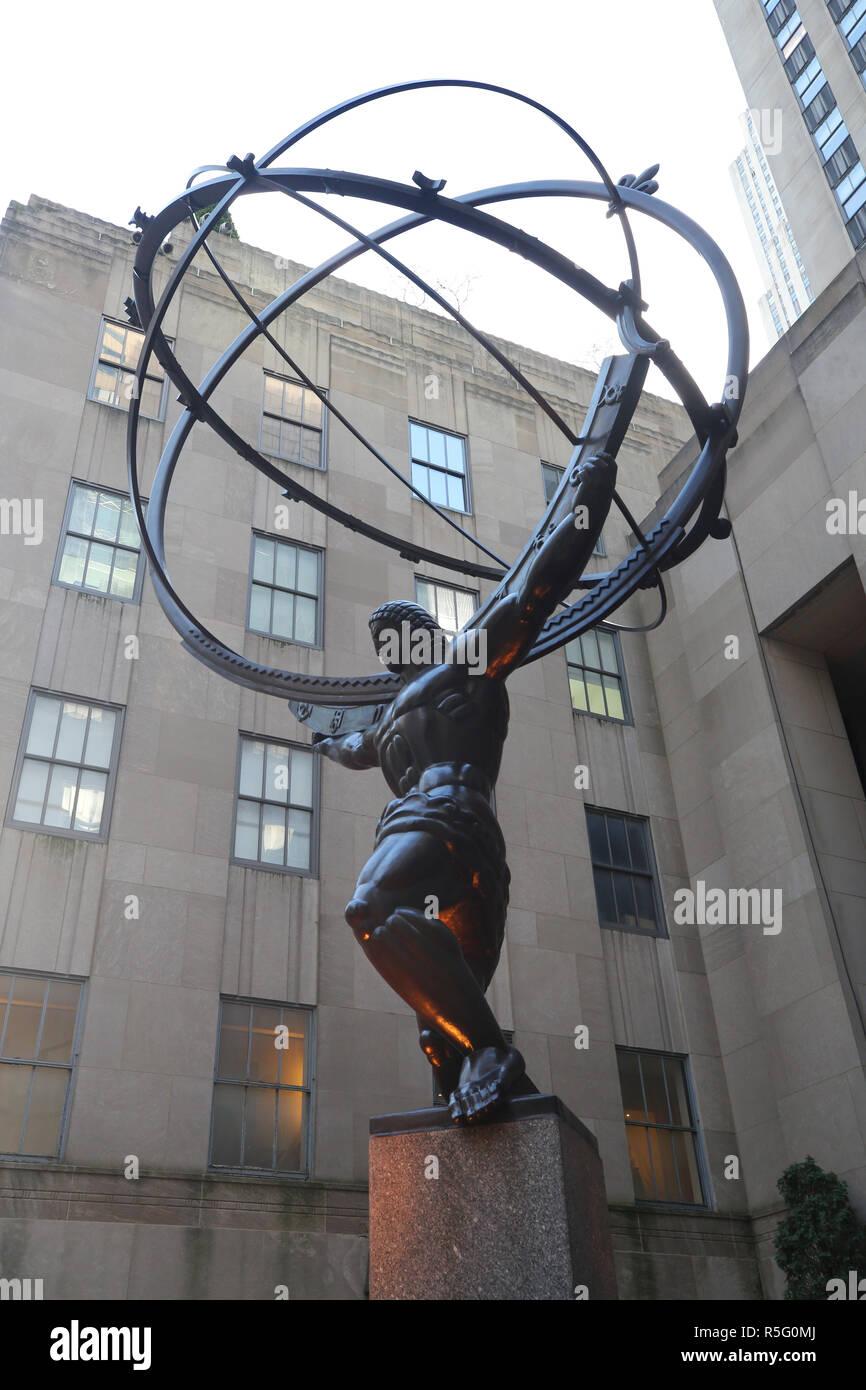 Atlas statue by Lee Lawrie in front of Rockefeller Center in midtown ...