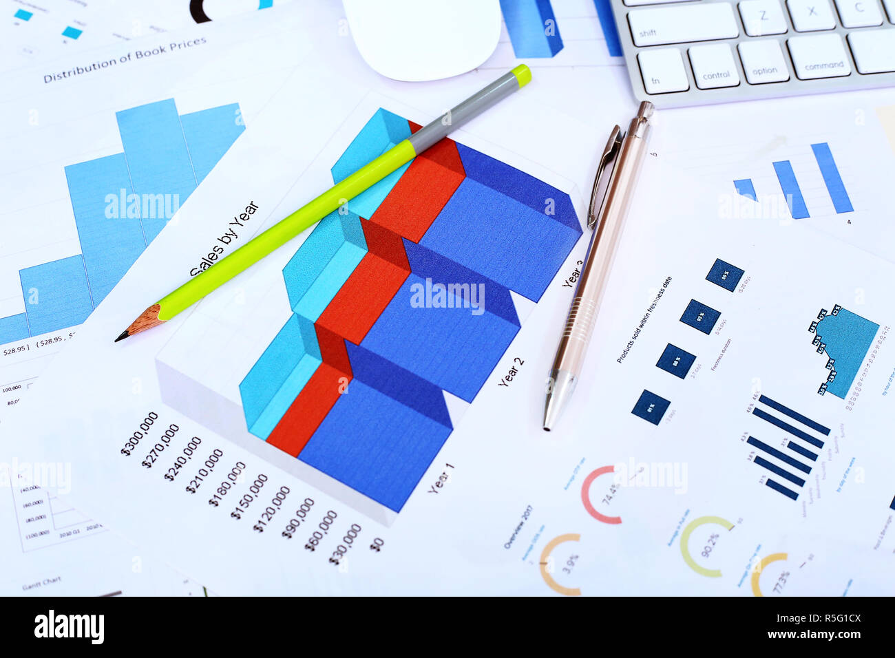 Growth paper chart hi-res stock photography and images - Alamy