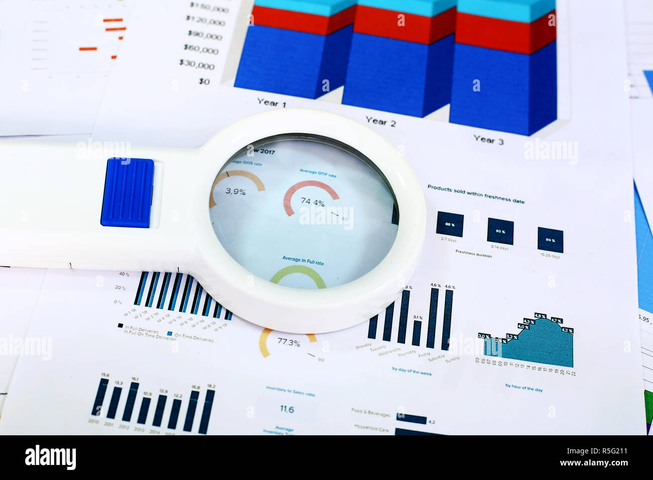 Graph magnifying glass hi-res stock photography and images - Alamy