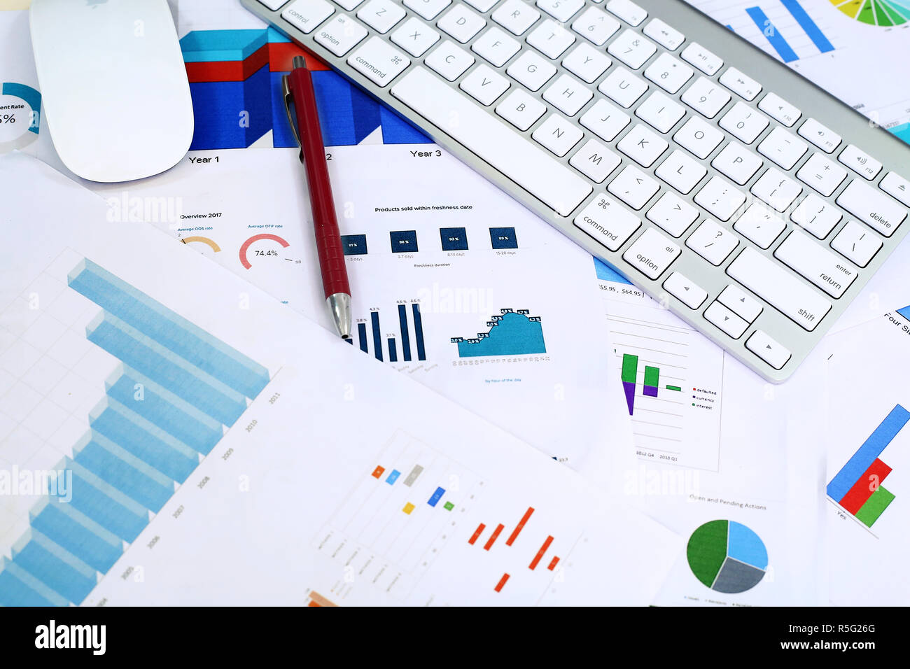 Mouse and graph hi-res stock photography and images - Alamy