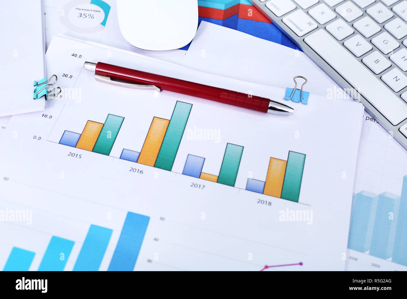 Mouse and graph hi-res stock photography and images - Alamy