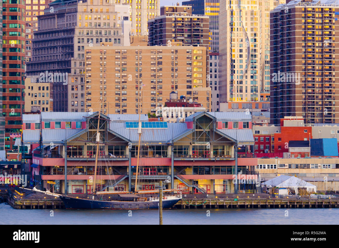 Pier 17 new york city hi-res stock photography and images - Alamy