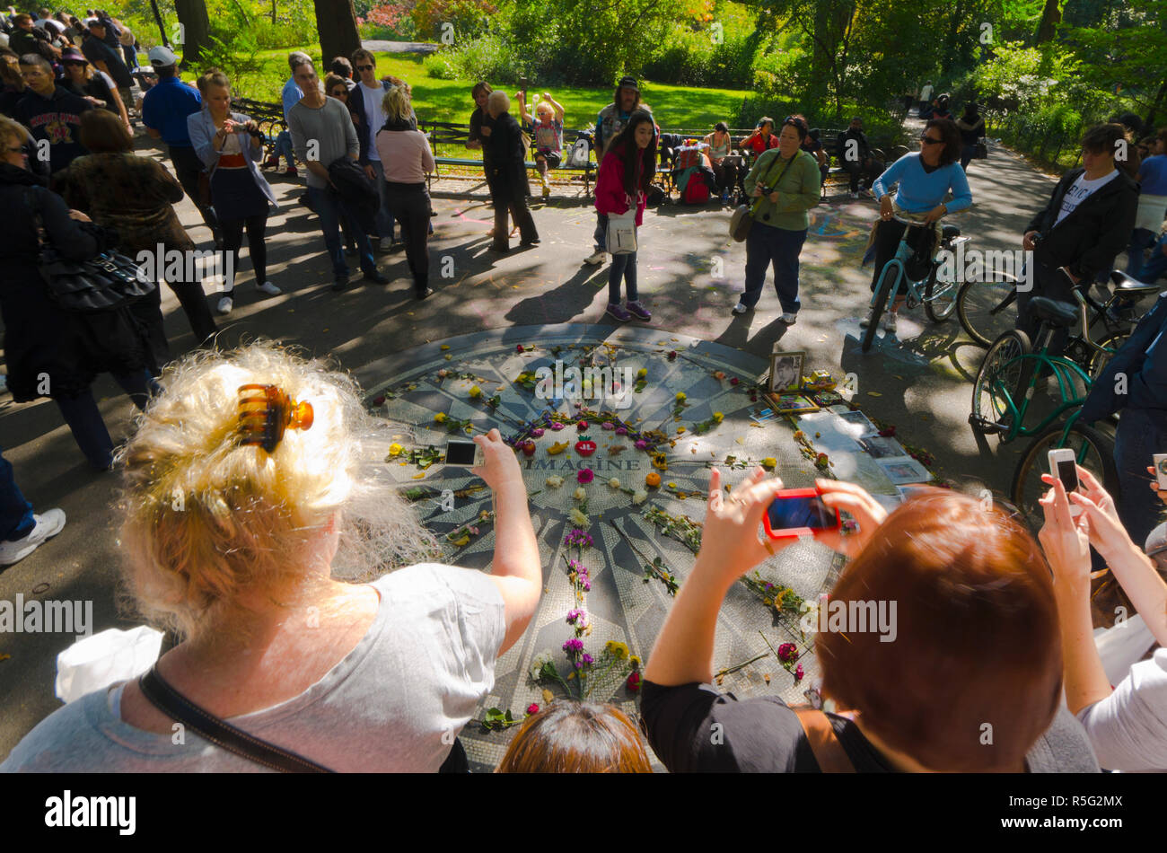 USA, New York, Manhattan, Central Park, Strawberry Fields, Memorial to ...