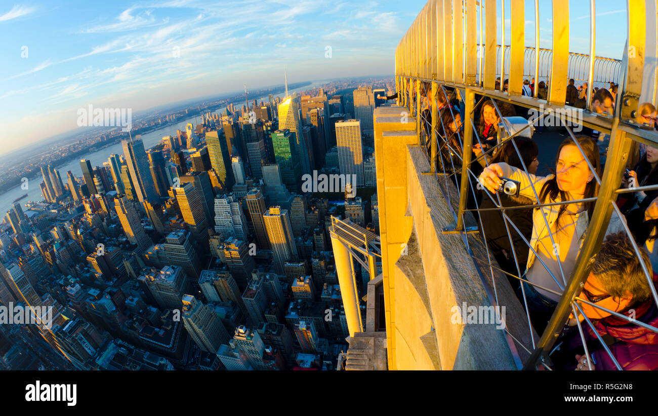 Empire state building observation deck hi-res stock photography and ...