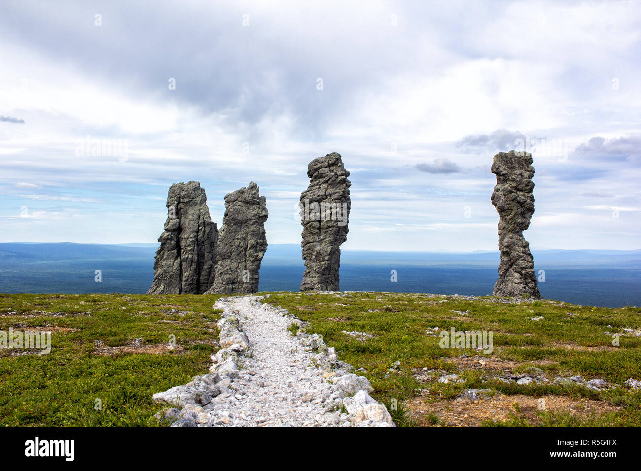 Magnificence Plateau Manpupuner trail and the grandeur of stone idols ...