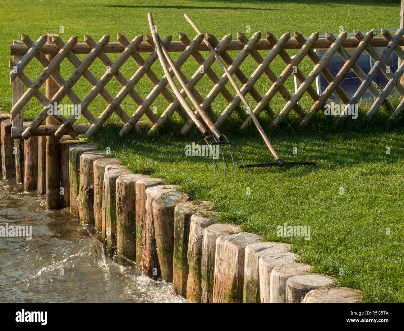 Fence garden fixing hi-res stock photography and images - Alamy