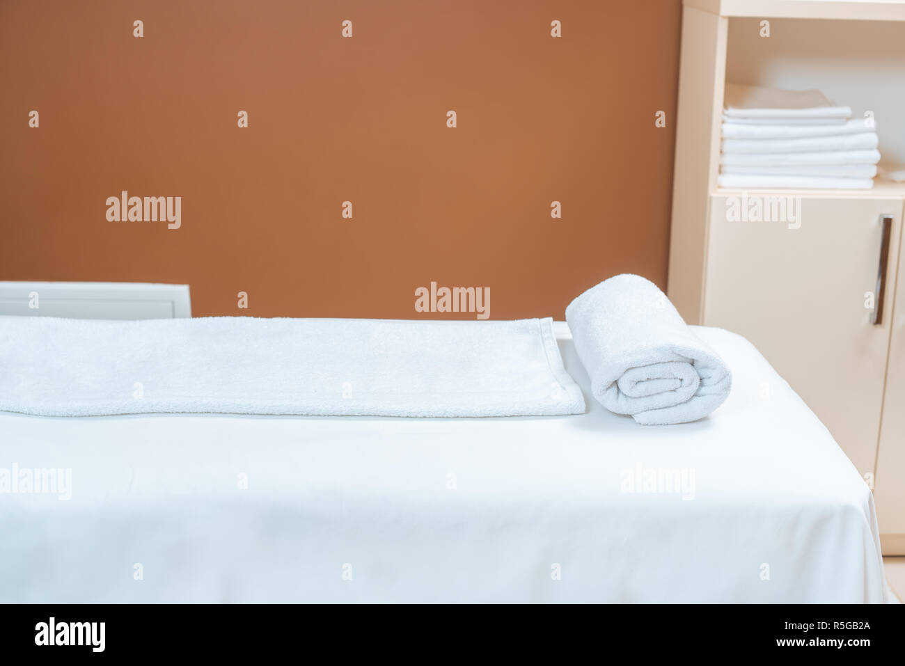 Empty spa room with clean white towels Stock Photo - Alamy