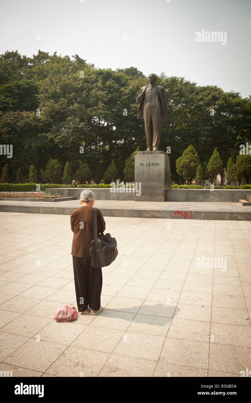 Woman showing reverence to the Lenin Statue, Ba Dinh district, Hanoi ...