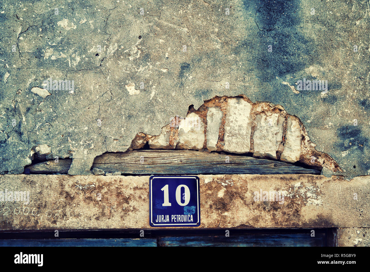 Destroyed plaster wall or cement brick wall texture Stock Photo - Alamy