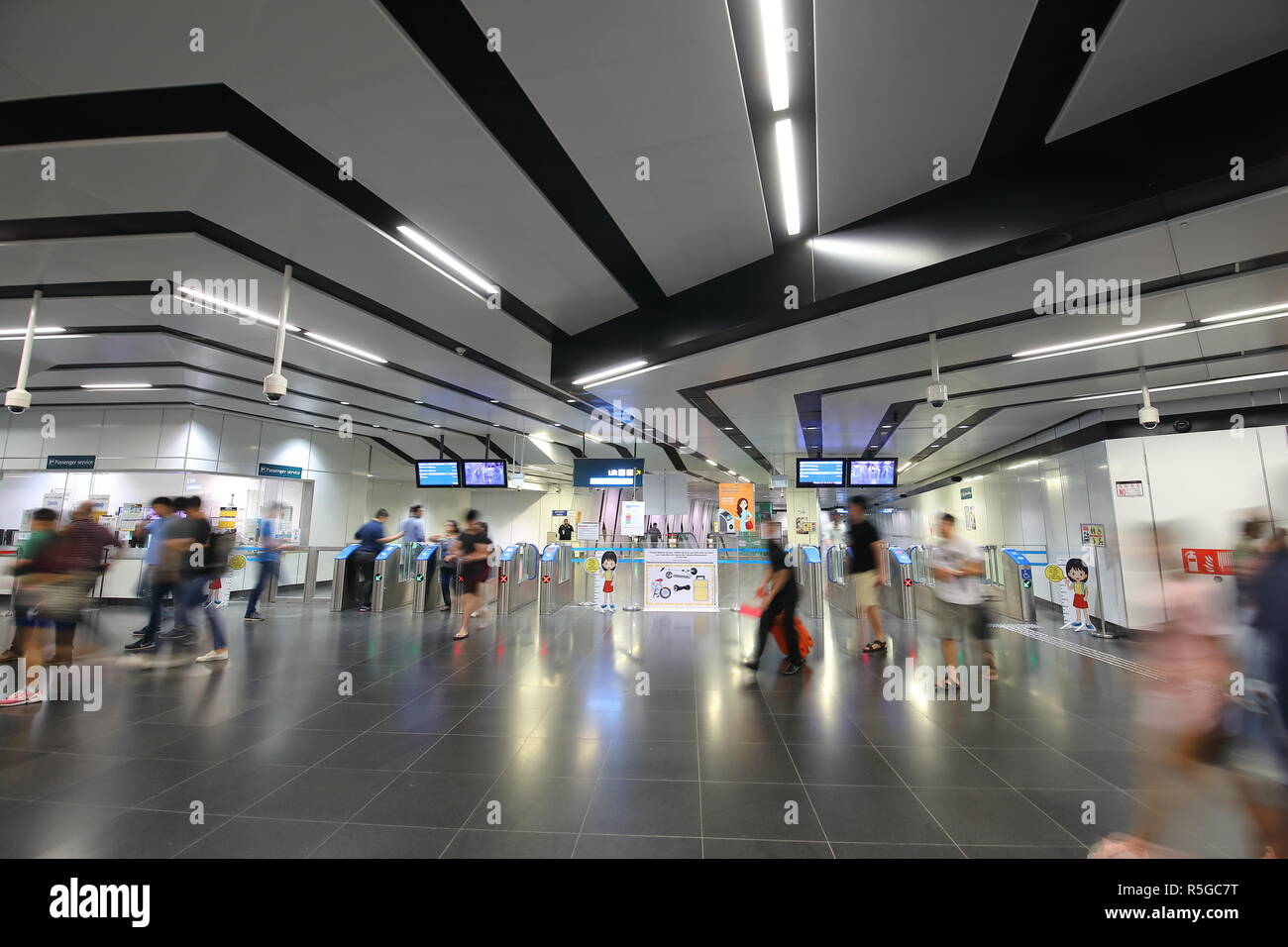 People travel at MRT subway station in Singapore Stock Photo - Alamy