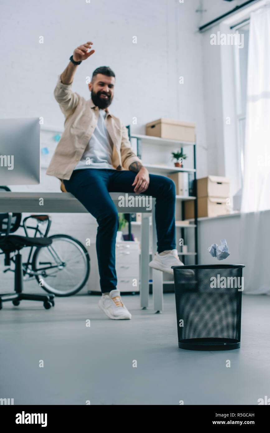 Throwing paper in bin office hi-res stock photography and images - Alamy