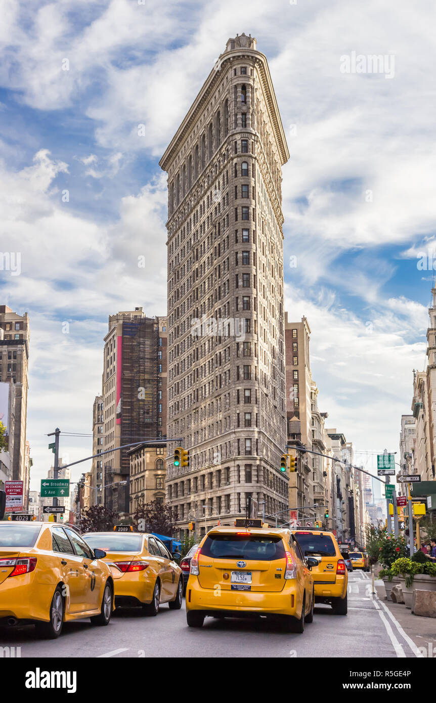 Yellow cab taxi flatiron building hi-res stock photography and images ...