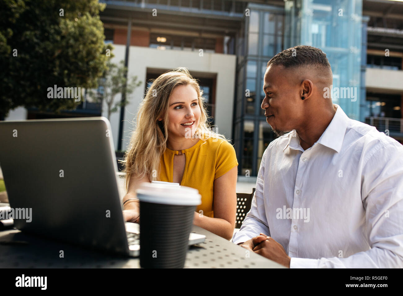 Office sitting talking table hi-res stock photography and images - Alamy