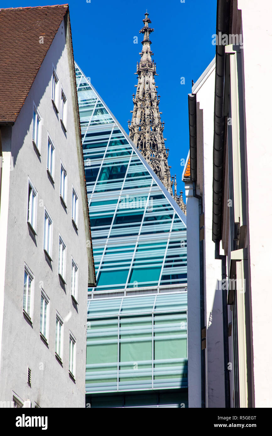 Modern office building, church steeple of the Ulmer MŸnster, Ulm ...
