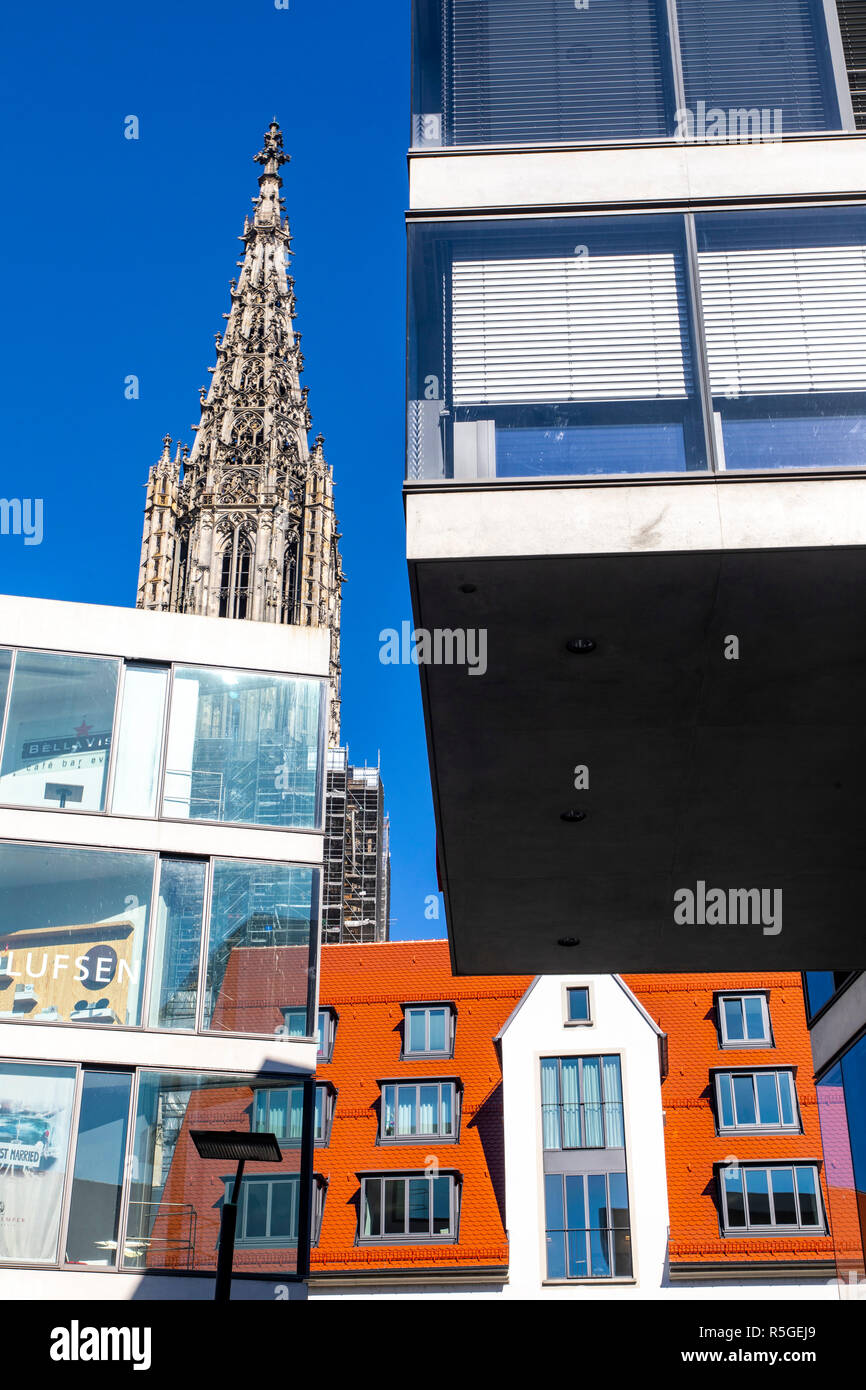Modern business building, on Muensterplatz, church tower of Ulm ...