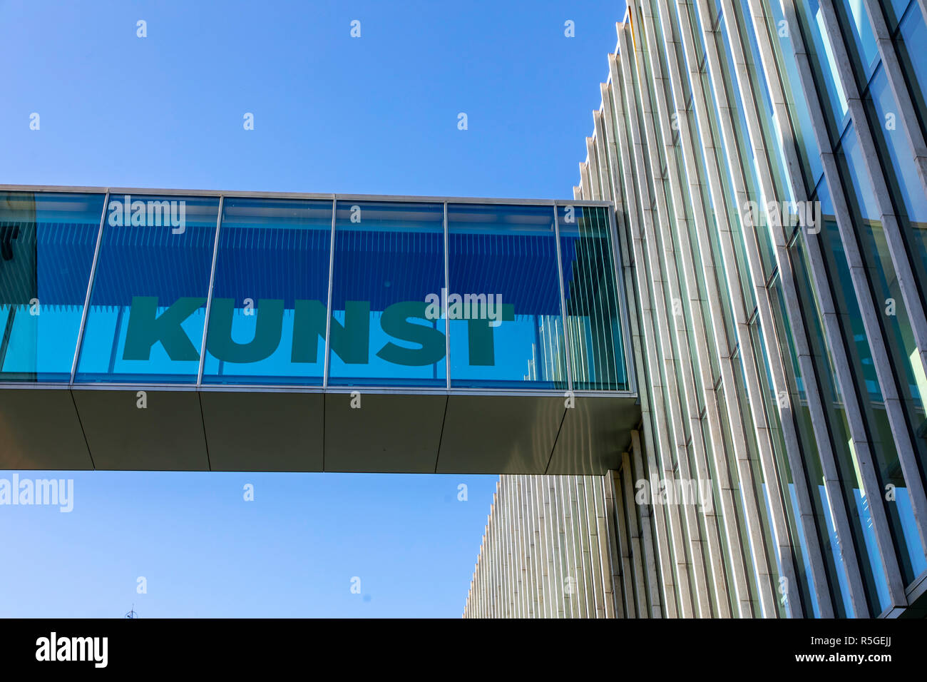 Kunsthalle Ulm, modern Art museum, Ulm Cathedral church tower Stock ...
