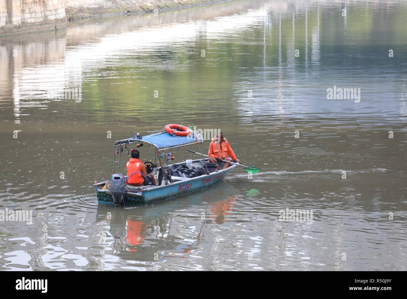 People clean Singapore river in downtown Singapore Stock Photo - Alamy