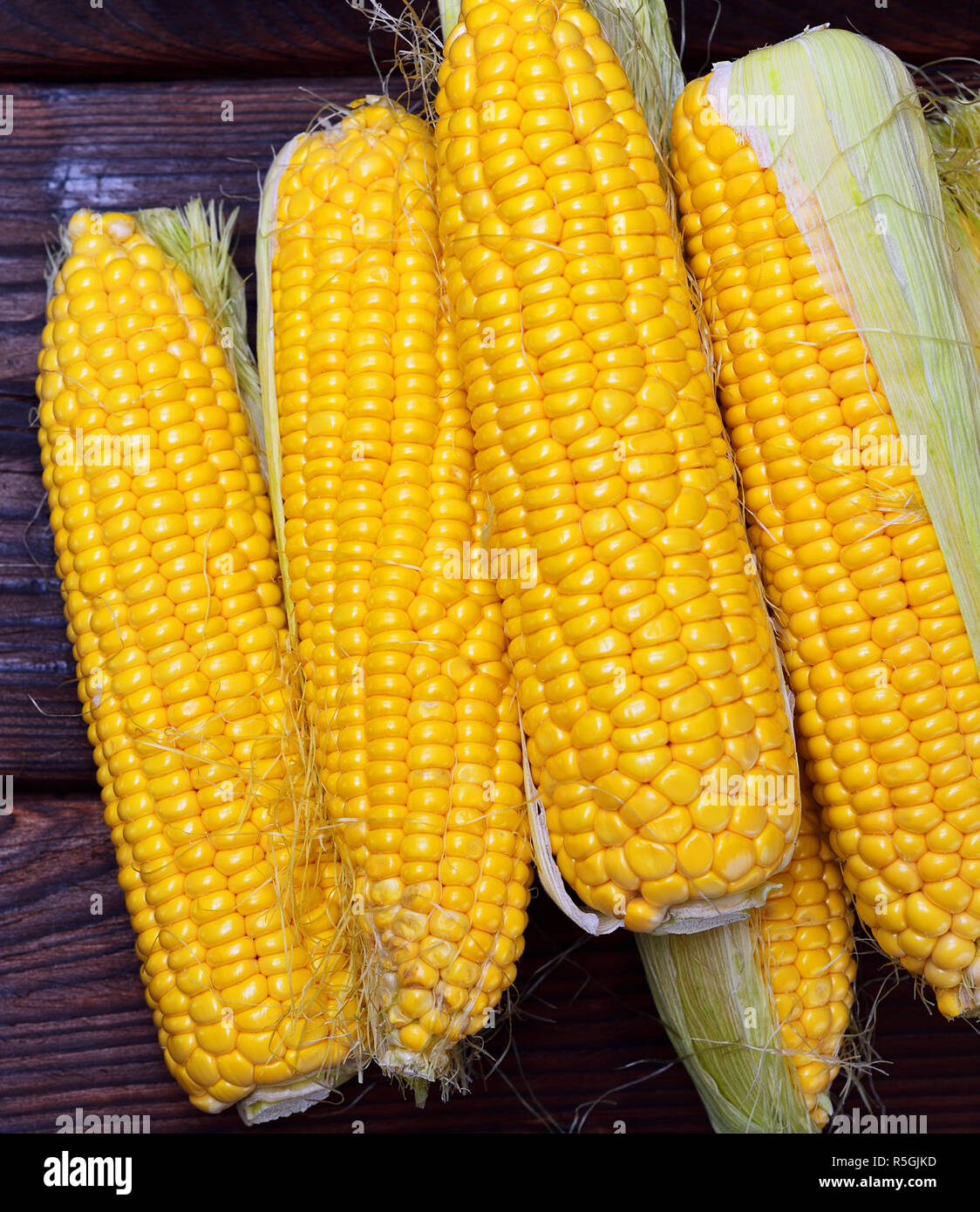 Pile of fresh corn cobs Stock Photo - Alamy