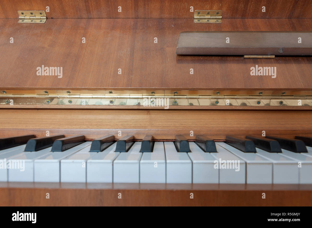 Piano hinge close up hi-res stock photography and images - Alamy