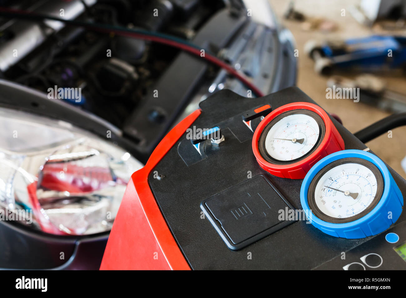 Refilling of car air conditioner Stock Photo - Alamy