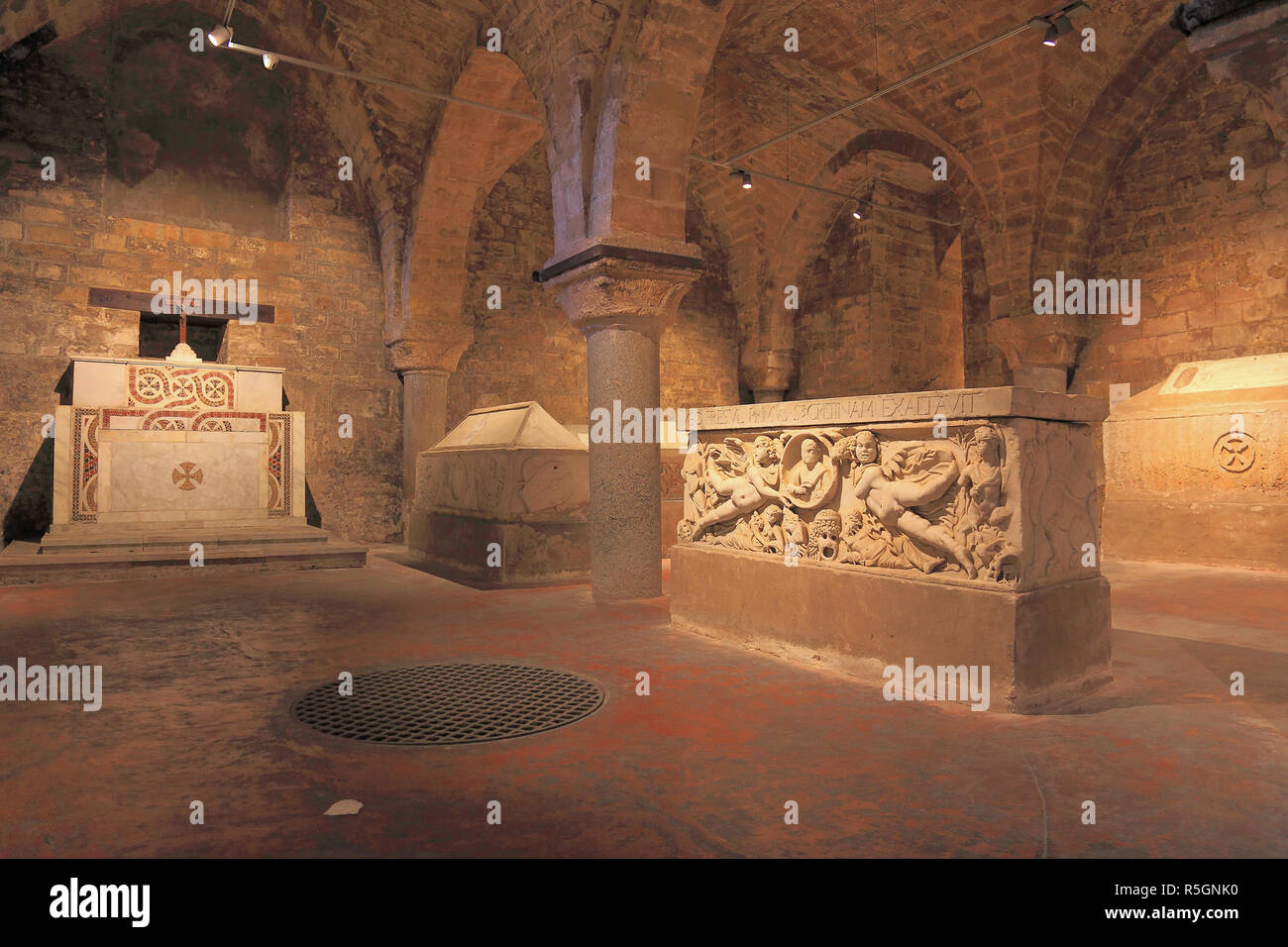 Crypt of palermo cathedral hi-res stock photography and images - Alamy