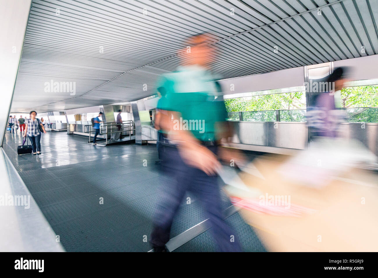 Fast moving london life hi-res stock photography and images - Alamy