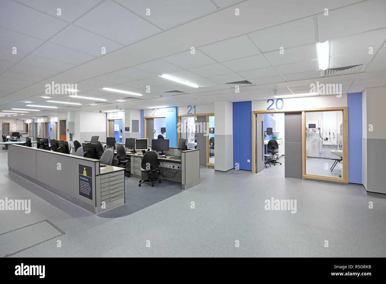 Accident and emergency department staff hi-res stock photography and ...