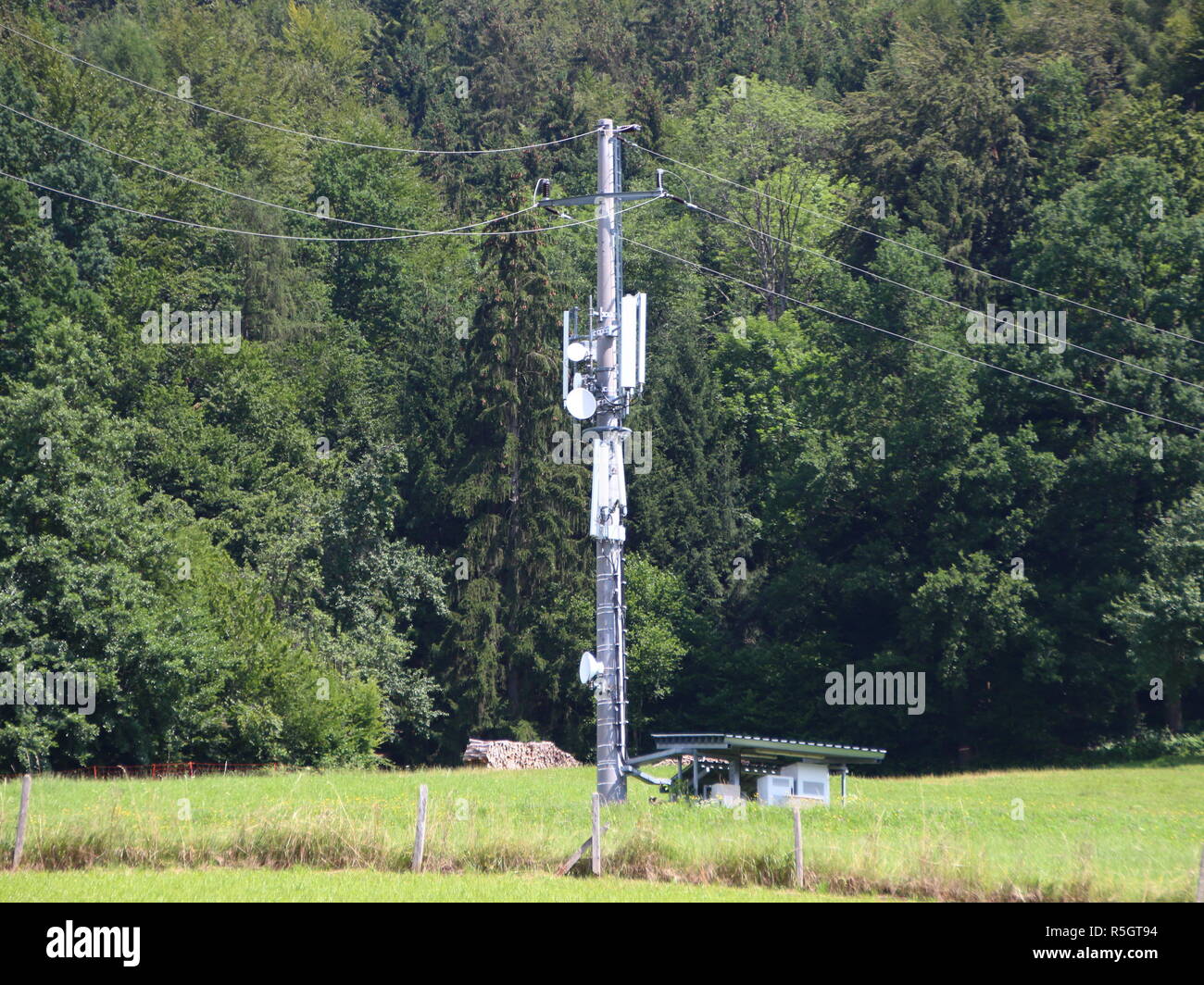 Cell distribution mast hi-res stock photography and images - Alamy