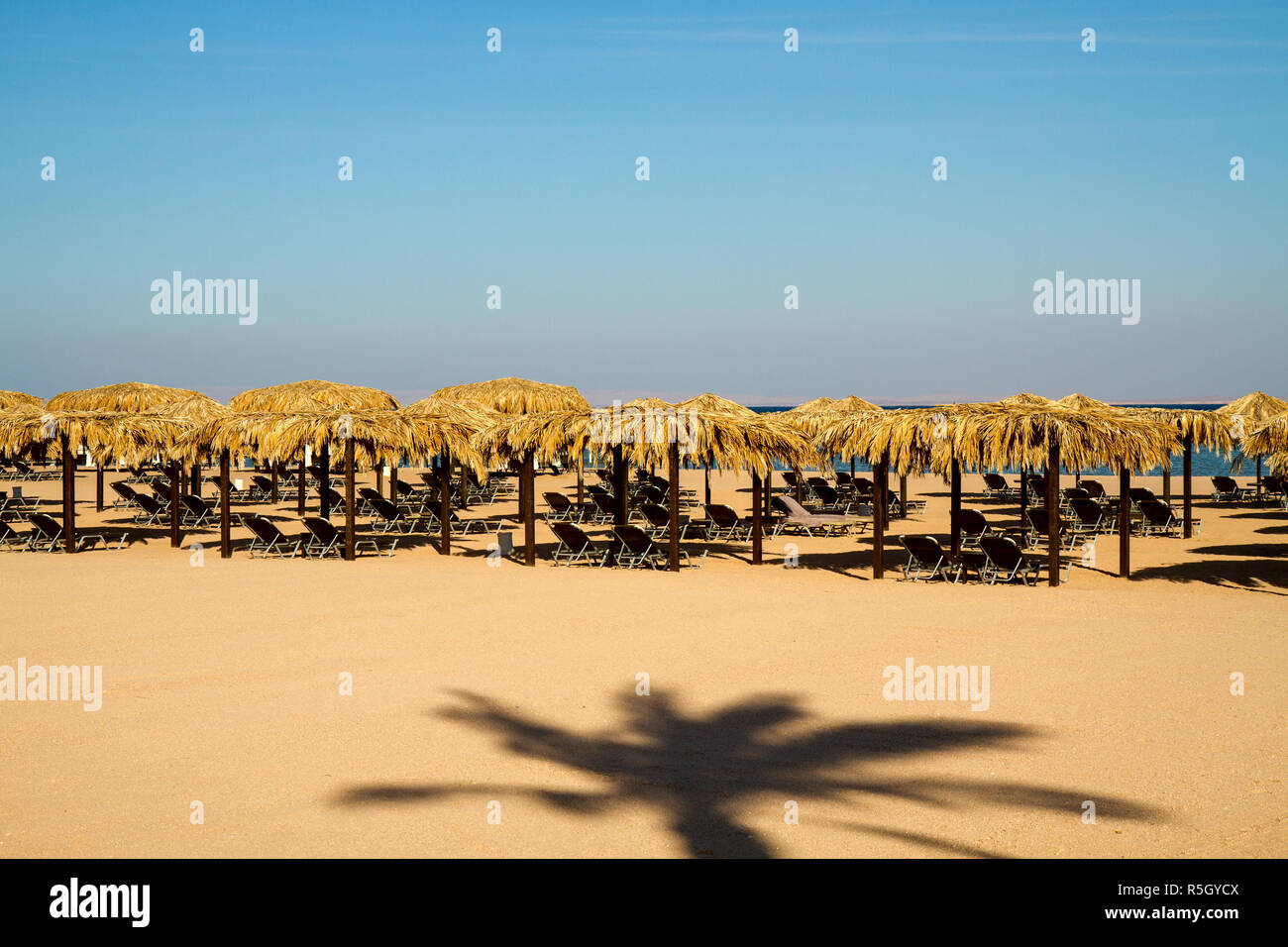 Empty scenery idyllic resort beach hi-res stock photography and images ...