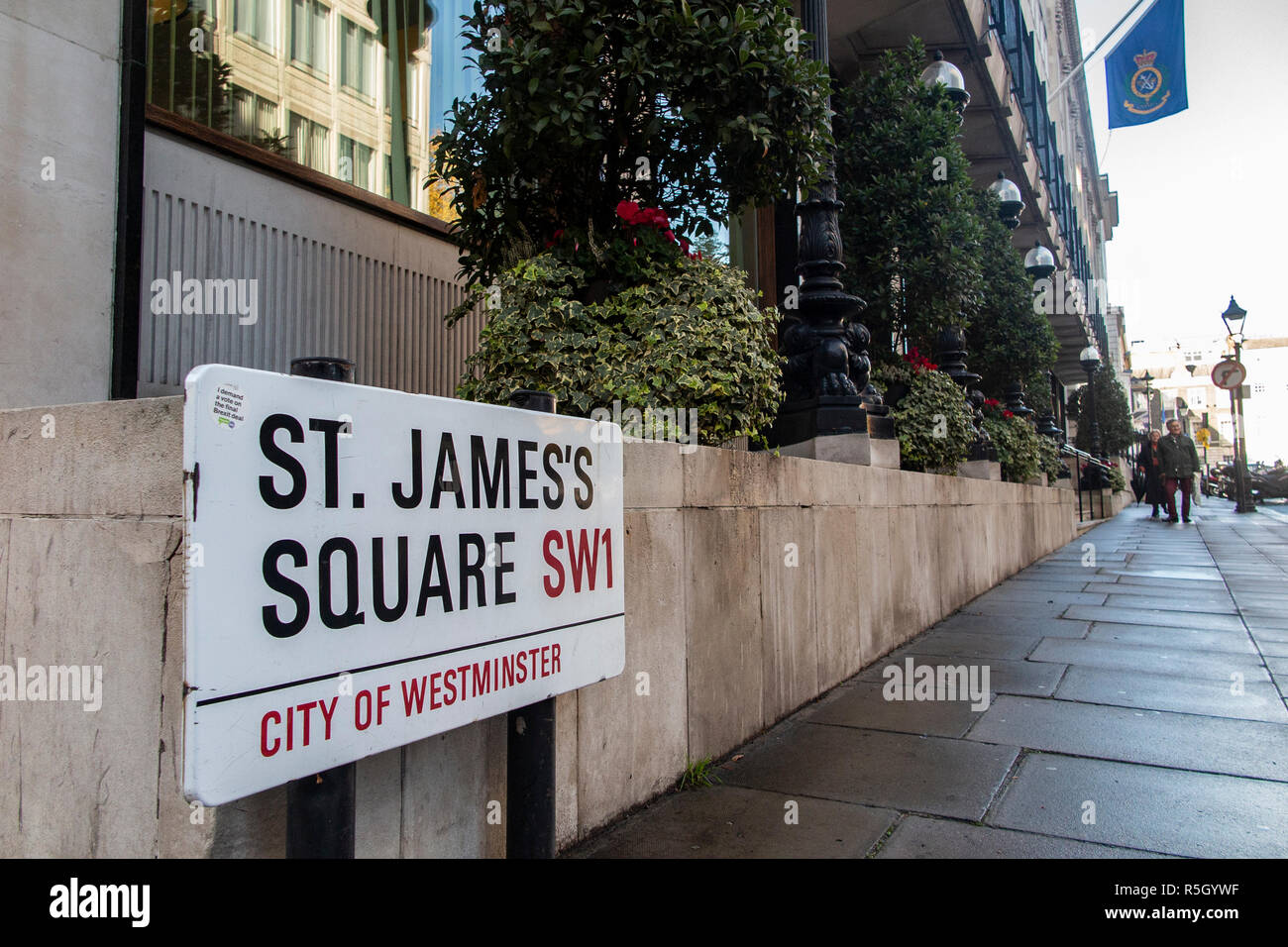 Sculpture in st james square hi-res stock photography and images - Alamy