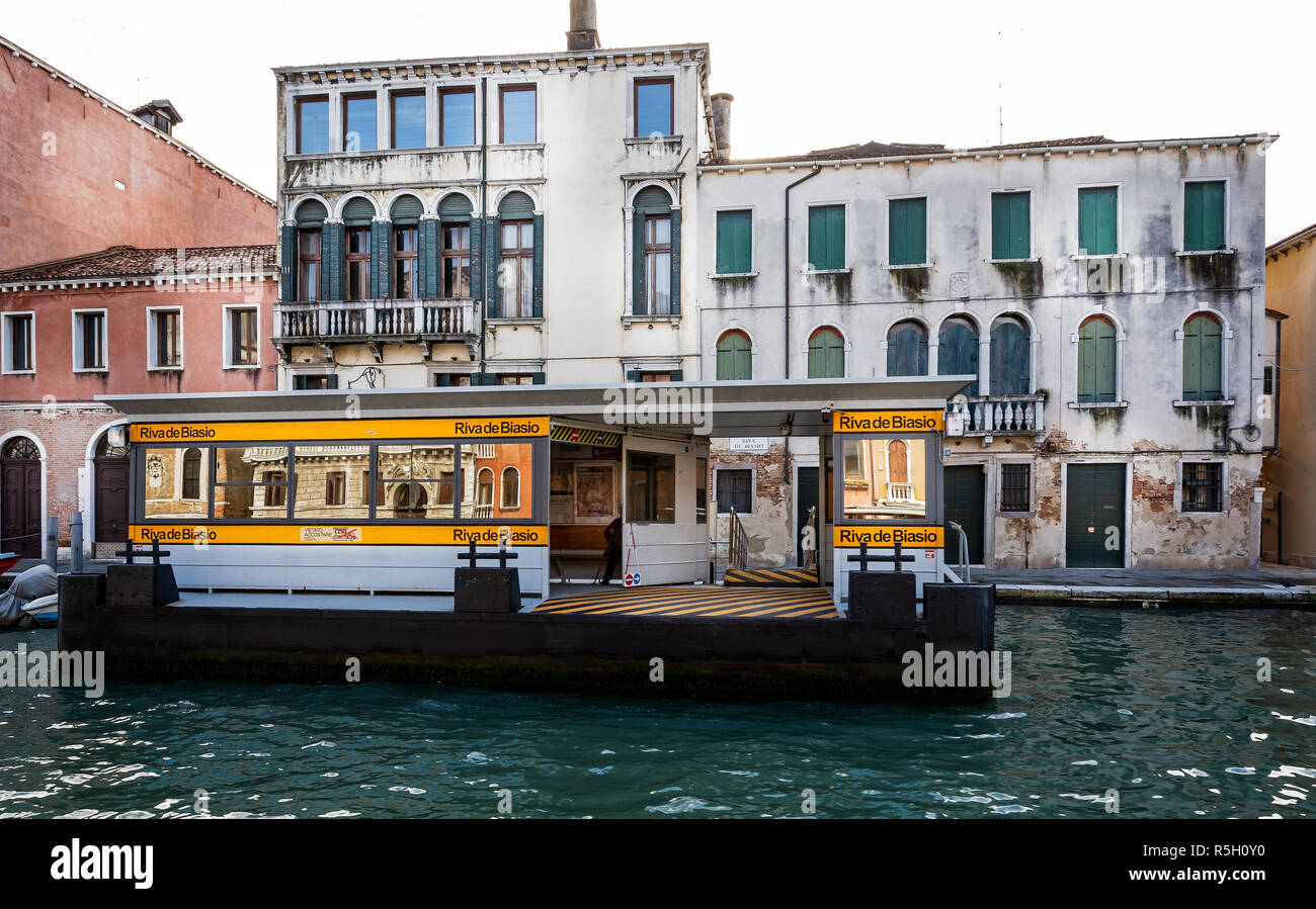 Ferry de vaporetto hi-res stock photography and images - Alamy