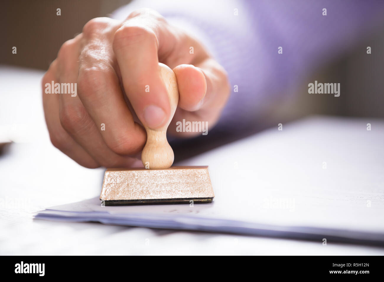 Finger on shutter hi-res stock photography and images - Alamy