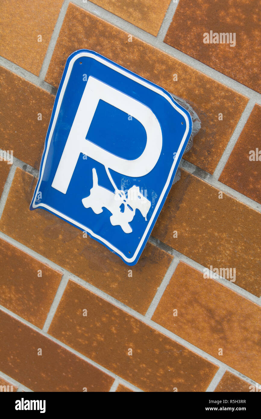 Dog parking sign hi-res stock photography and images - Alamy