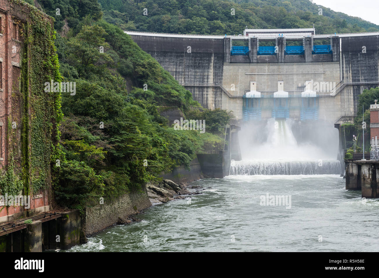Water rushing through gates at a dam Stock Photo - Alamy