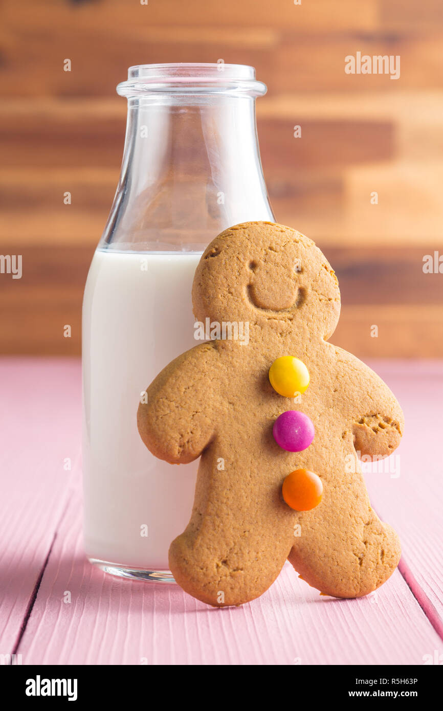 Sweet gingerbread man and milk bottle Stock Photo - Alamy