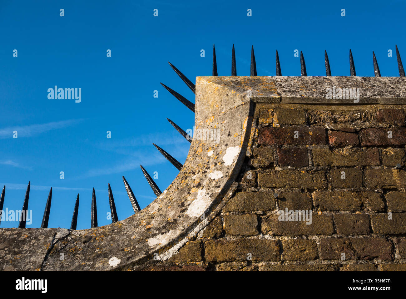 Row of spikes hi-res stock photography and images - Alamy