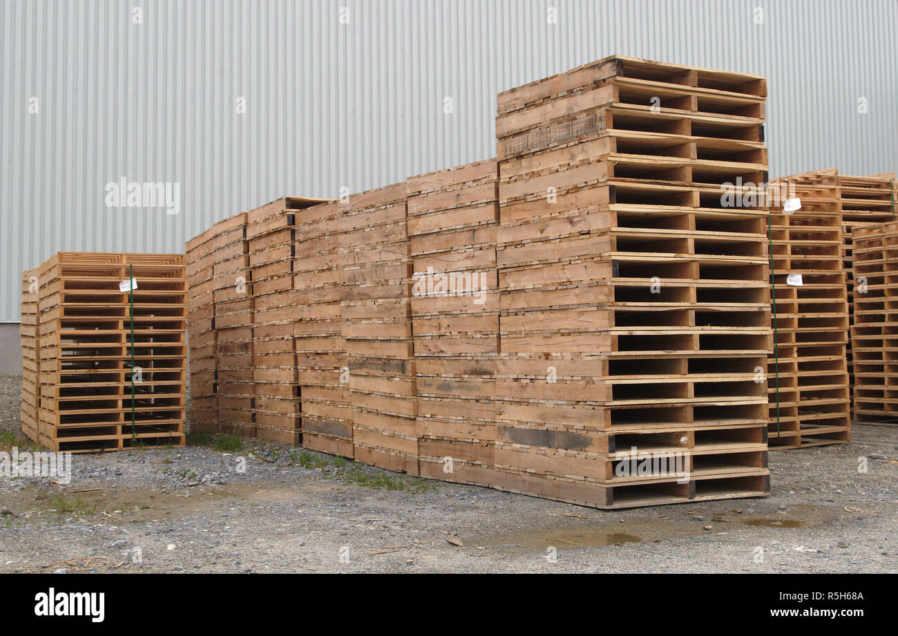 Wooden shipping containers hi-res stock photography and images - Alamy