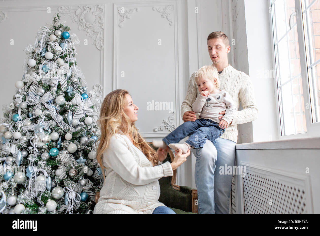 Family around christmas tree hi-res stock photography and images - Alamy