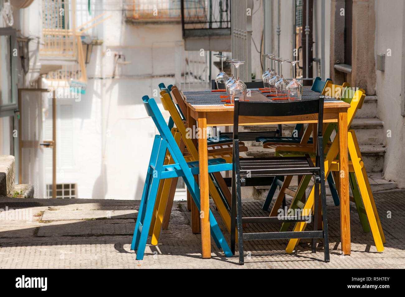 Europe street table hi-res stock photography and images - Alamy