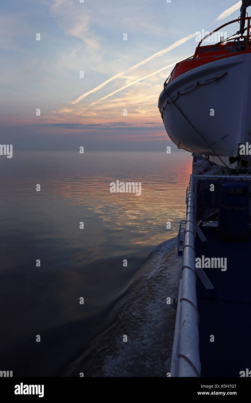 Lifeboat on a ship hi-res stock photography and images - Alamy