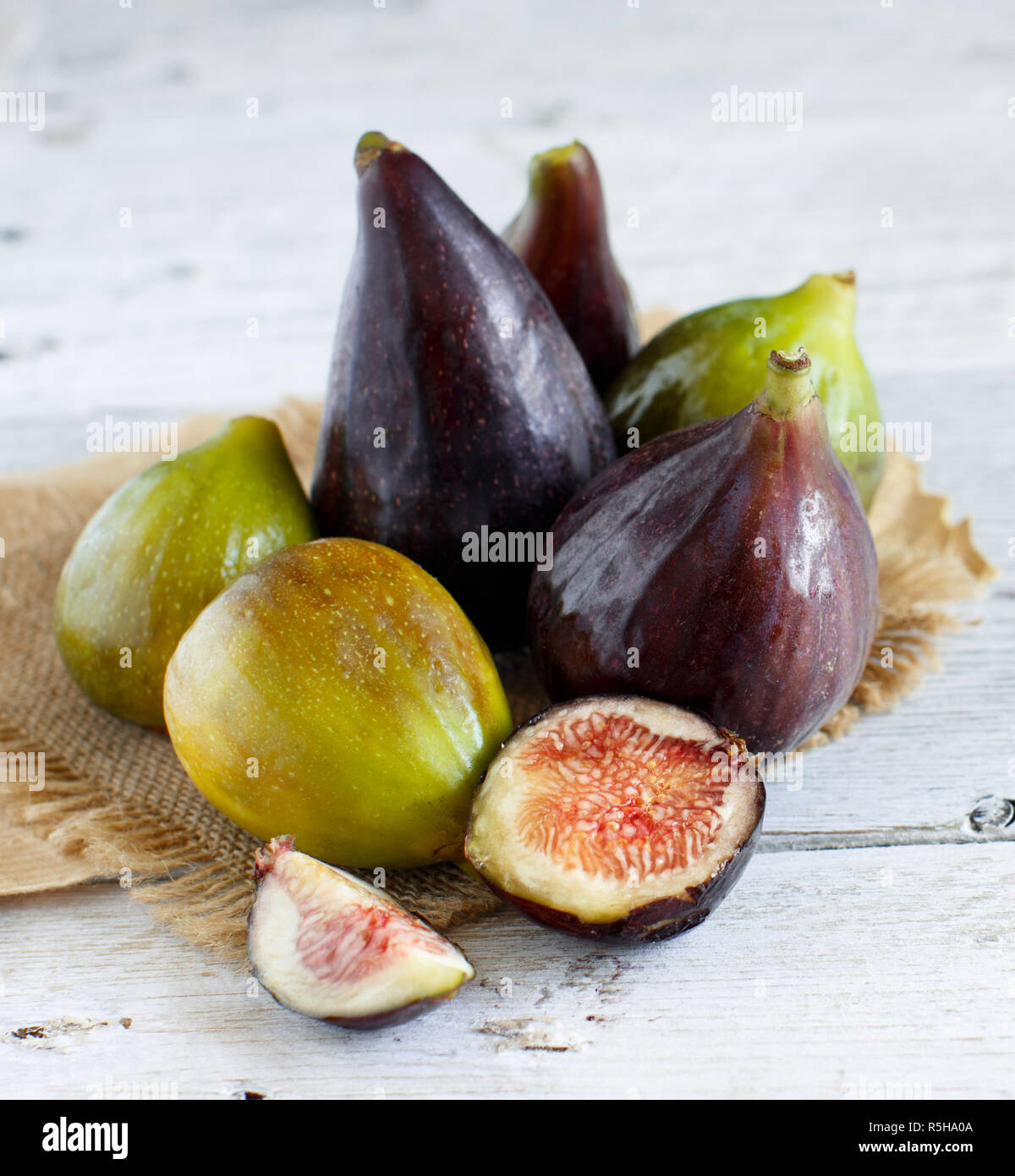 Green and purple figs Stock Photo - Alamy