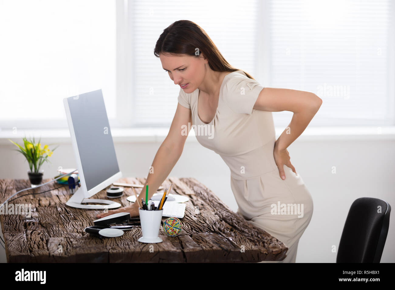 Workers back pain hi-res stock photography and images - Alamy