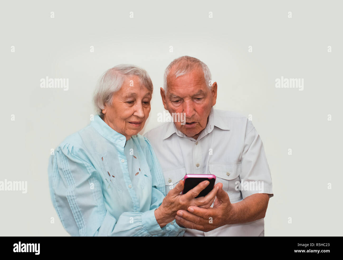 Senior people using smartphones hi-res stock photography and images - Alamy