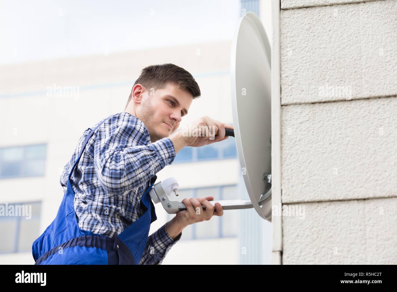 Installing satellite dish hi-res stock photography and images - Alamy