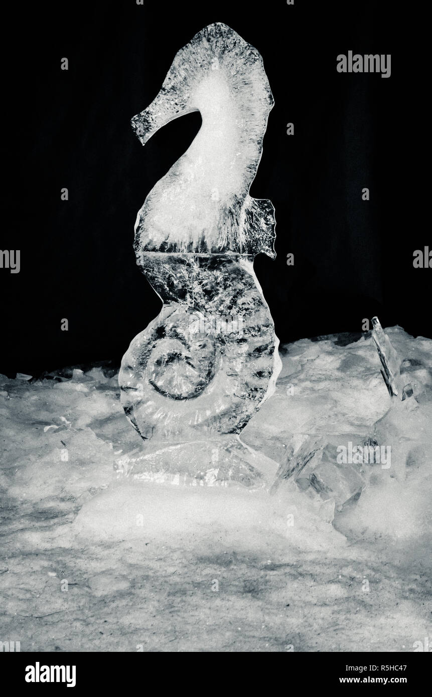 Sculpture in winter hi-res stock photography and images - Alamy